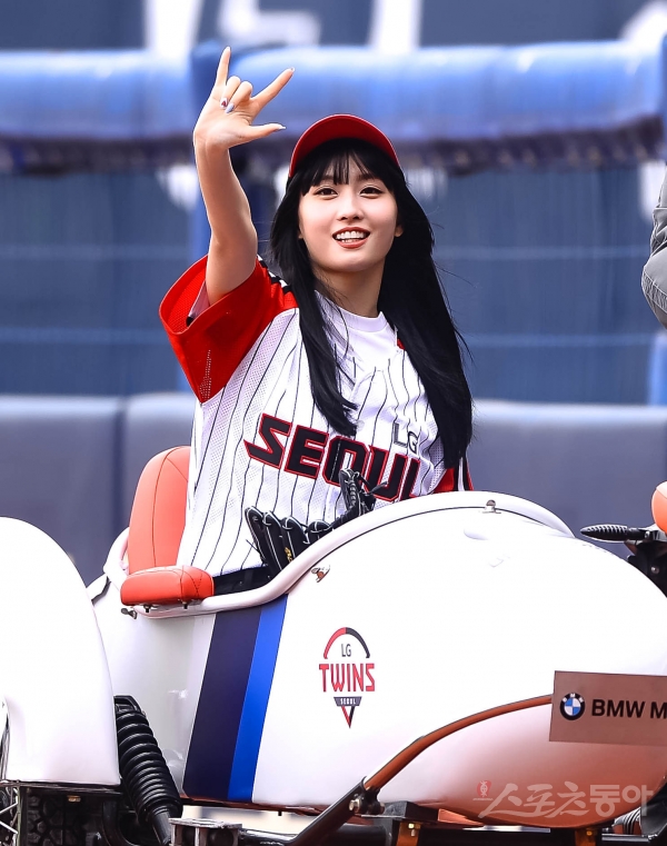 Joe's Twice Photo Blog: 190414 TWICE Momo Baseball game first ball (110 ...