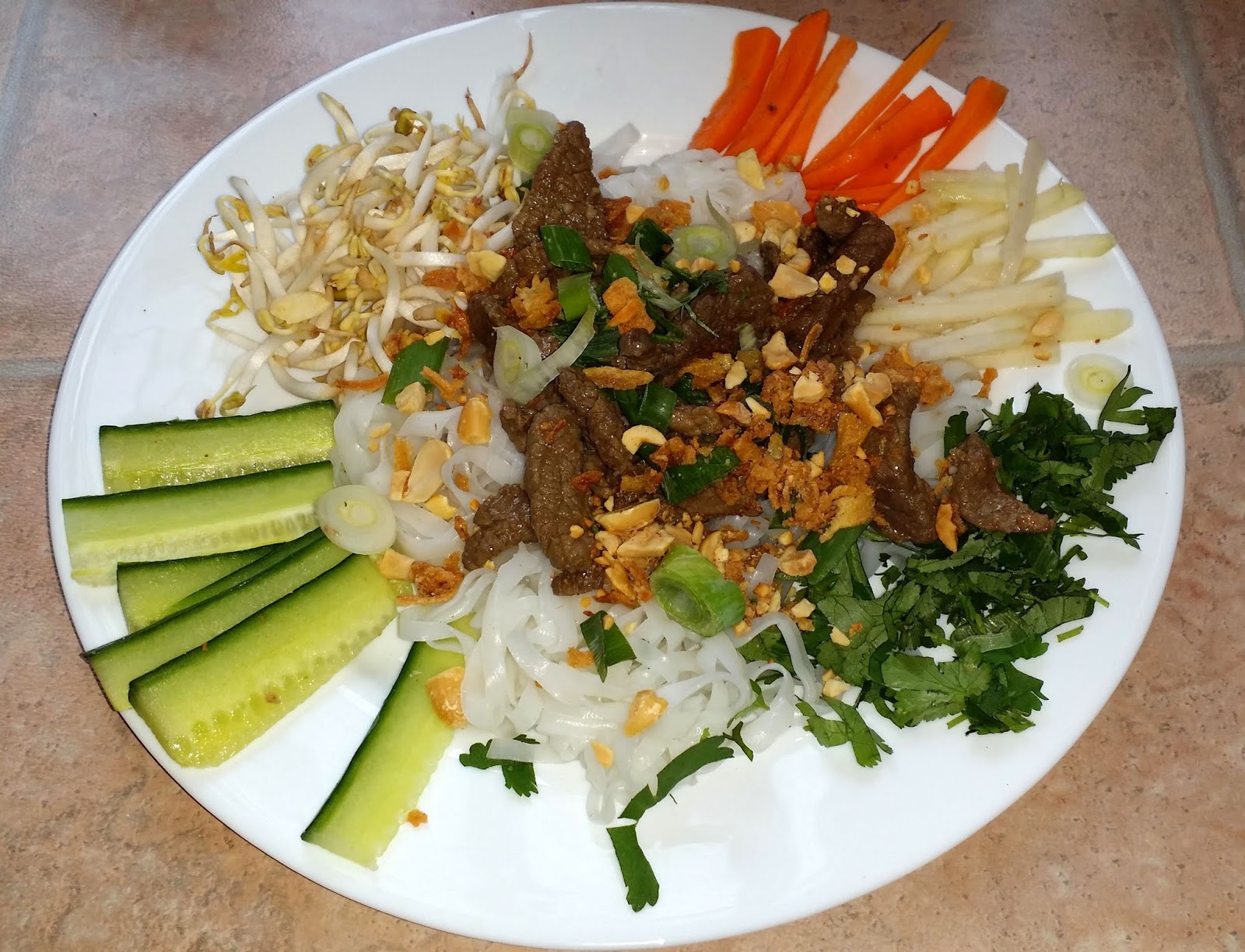 Hovězí s nudlemi a zeleninou - Bun Bo Nam Bo - Markétčina kuchařka