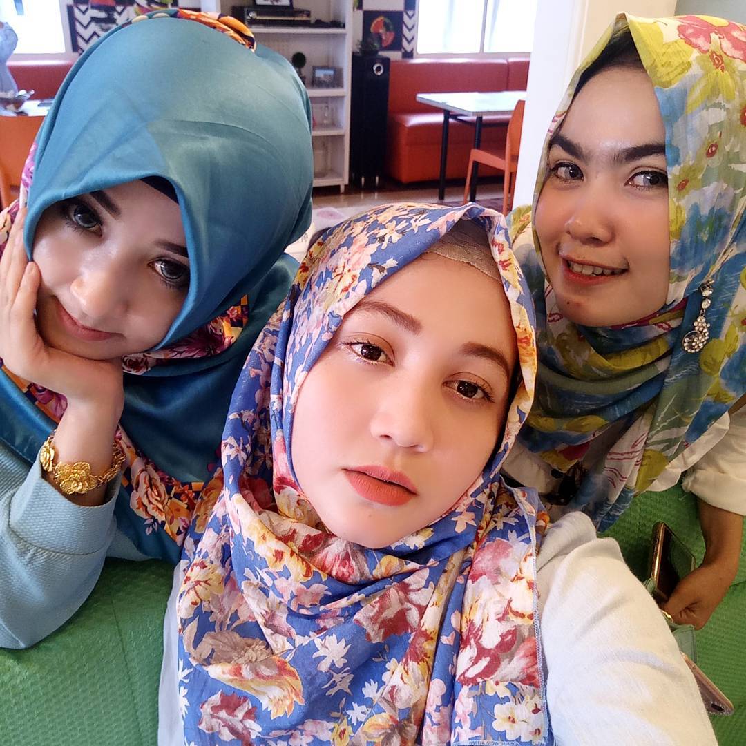 Kumpulan foto lengkap mama muda berjilbab - CantikaMagz