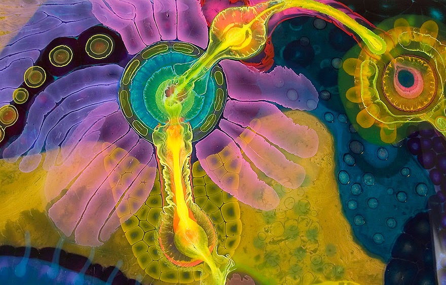 Artist Creates Psychedelic Art By Pouring Paint And Resin Onto A Canvas ...
