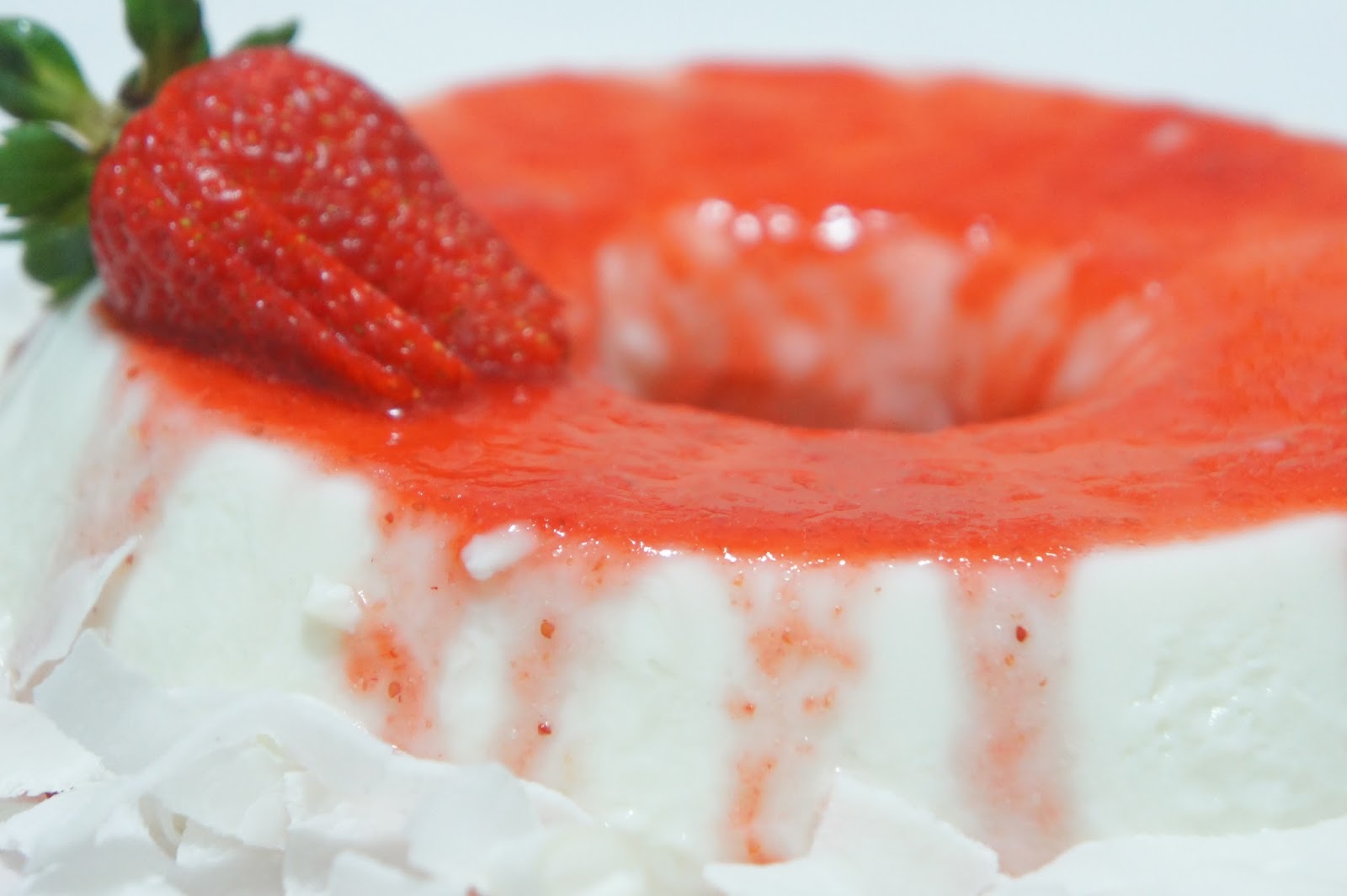 Receitinhas da Brunildinha: MANJAR COM CALDA DE MORANGO