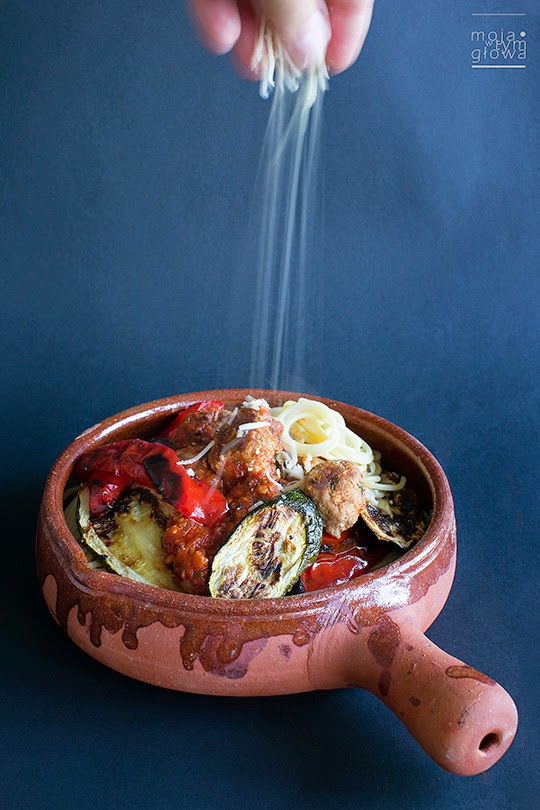 moja w tym głowa: spaghetti z mięsnymi klopsikami i grillowanymi warzywami