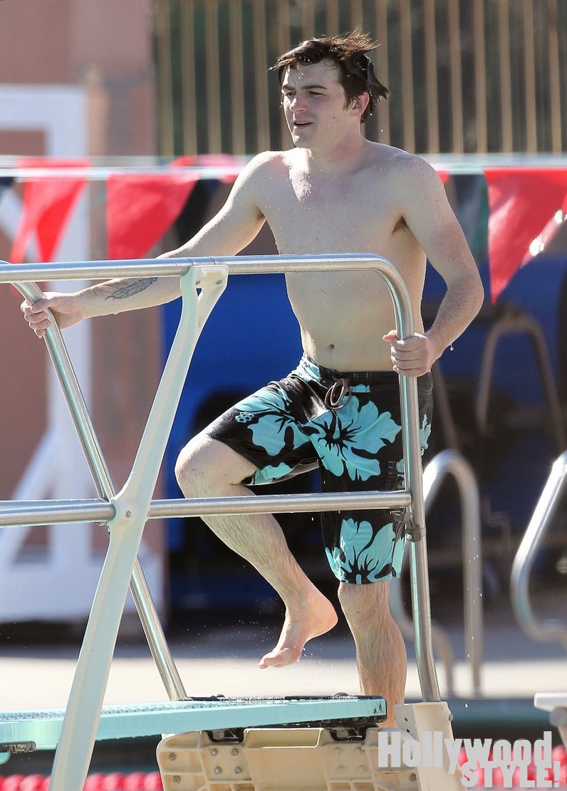 Drake Bell: 14 de Febrero en una piscina de Los Angeles! ~ Hollywood Style!