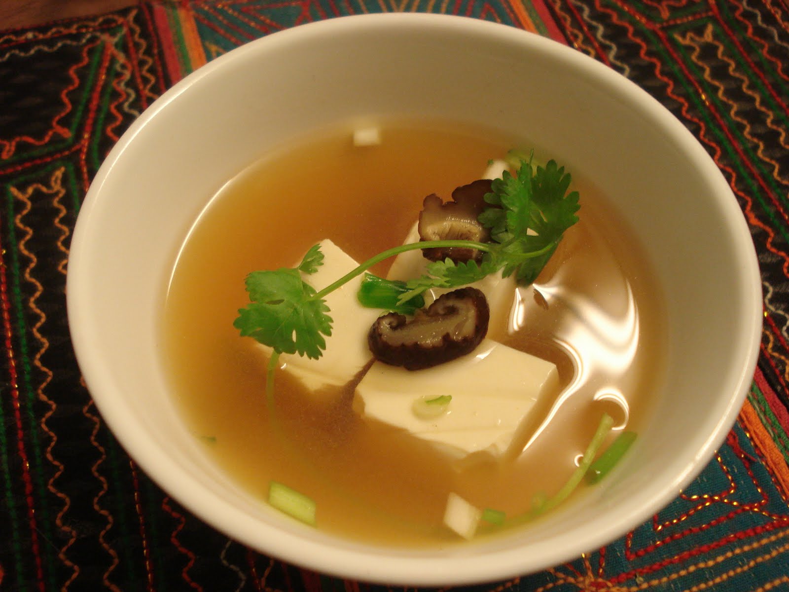 easy vietnamese cooking: canh miso đậu phụ, tôm khô và nấm hương