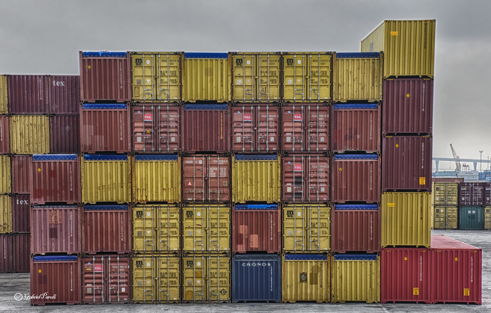 Atravesando la Puerta de Tierra...: Containers en el puerto de Cádiz.