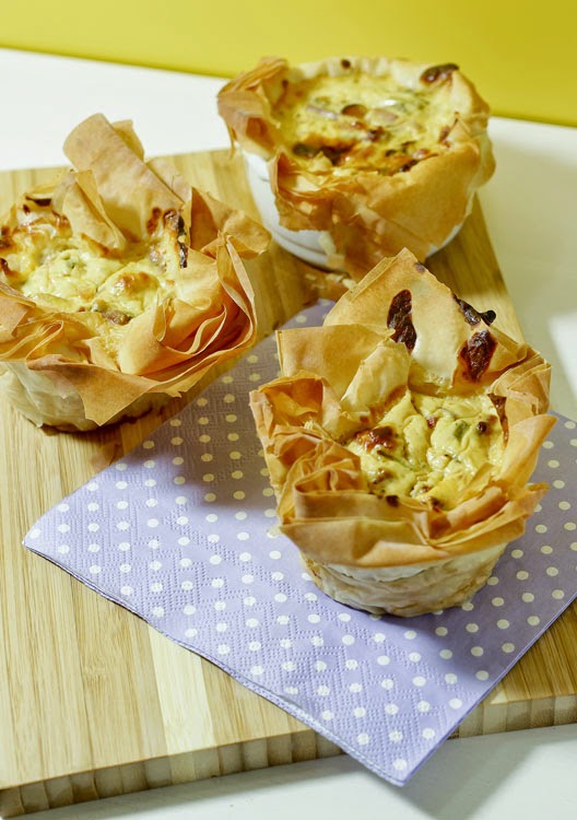 little cafeteria: Filoteig mit getrockneten Tomaten, Schnittlauch und ...