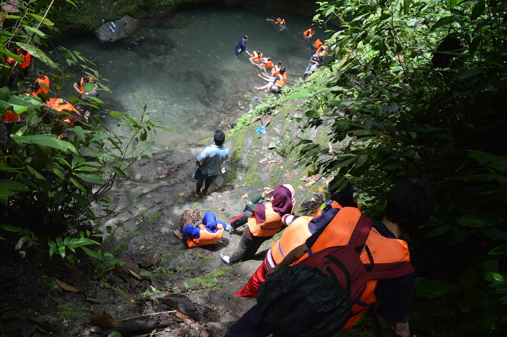 Wisata Alam Kolam Abadi Dan Air Terjun Teroh Teroh di Desa Rumah Galuh ...