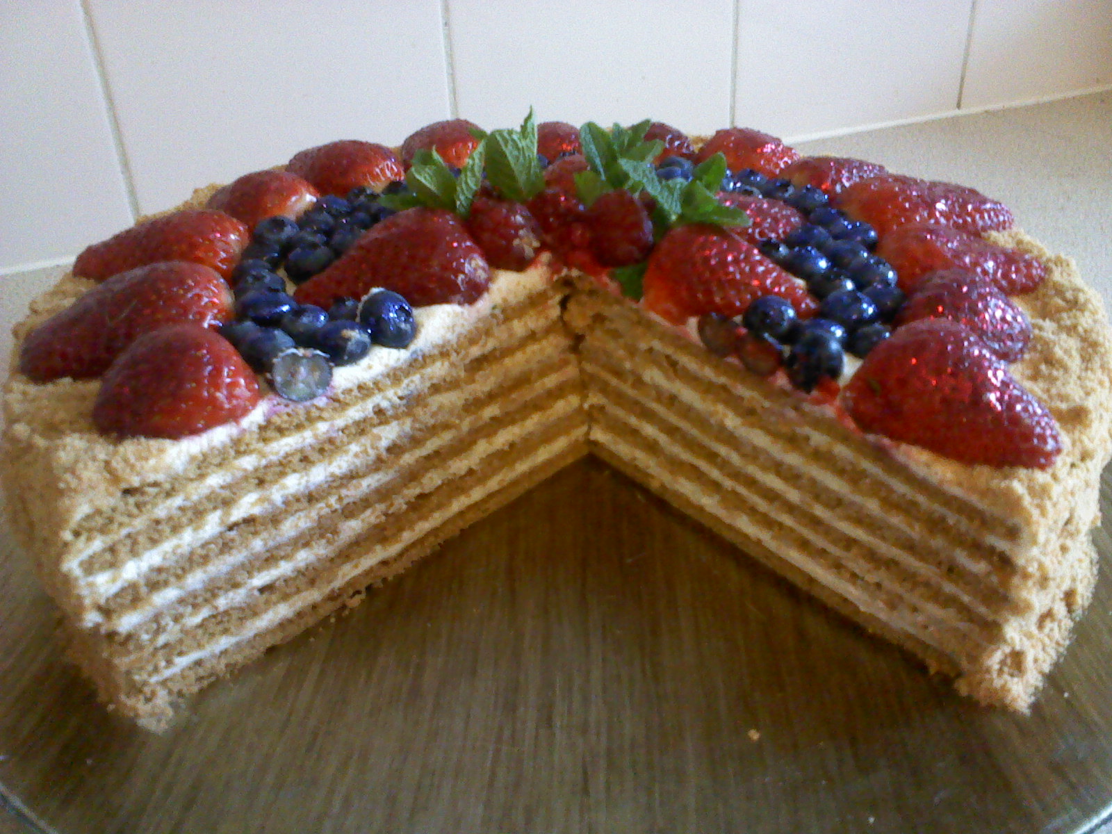 PASAKŲ VIRTUVĖLĖ: Tortas "Medutis"