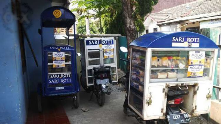 Balada Mamang Gowes Sari Roti Sepi Pembeli, Pengusaha Saung Sedekah Ini ...