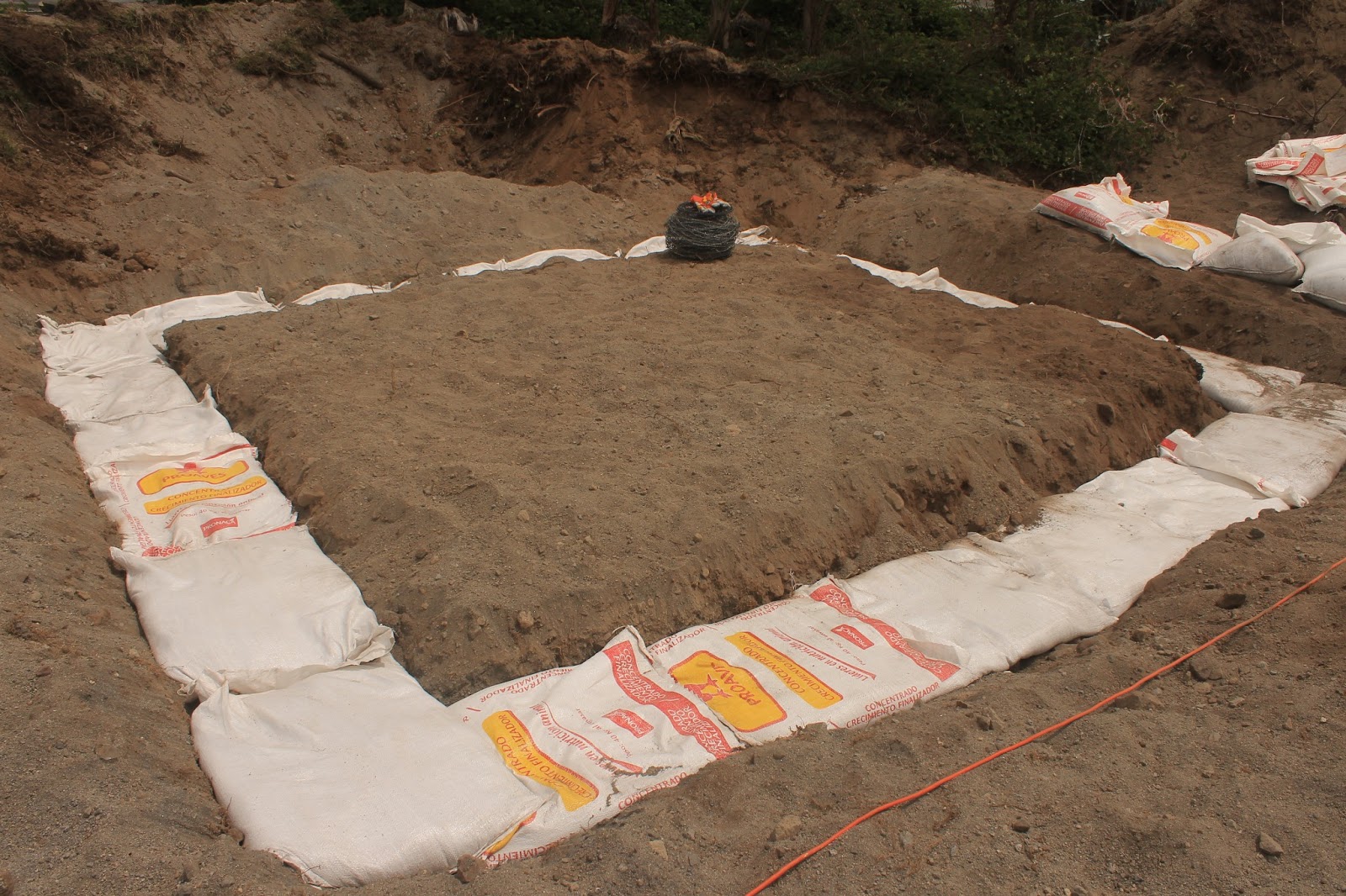 Wheelingit South America: How to build a sack house