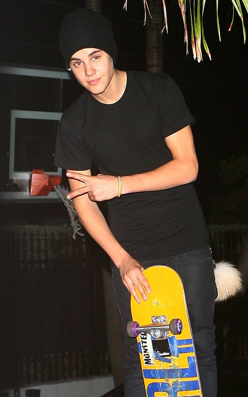 Justin Bieber: Justin Bieber Skateboarding in Miami