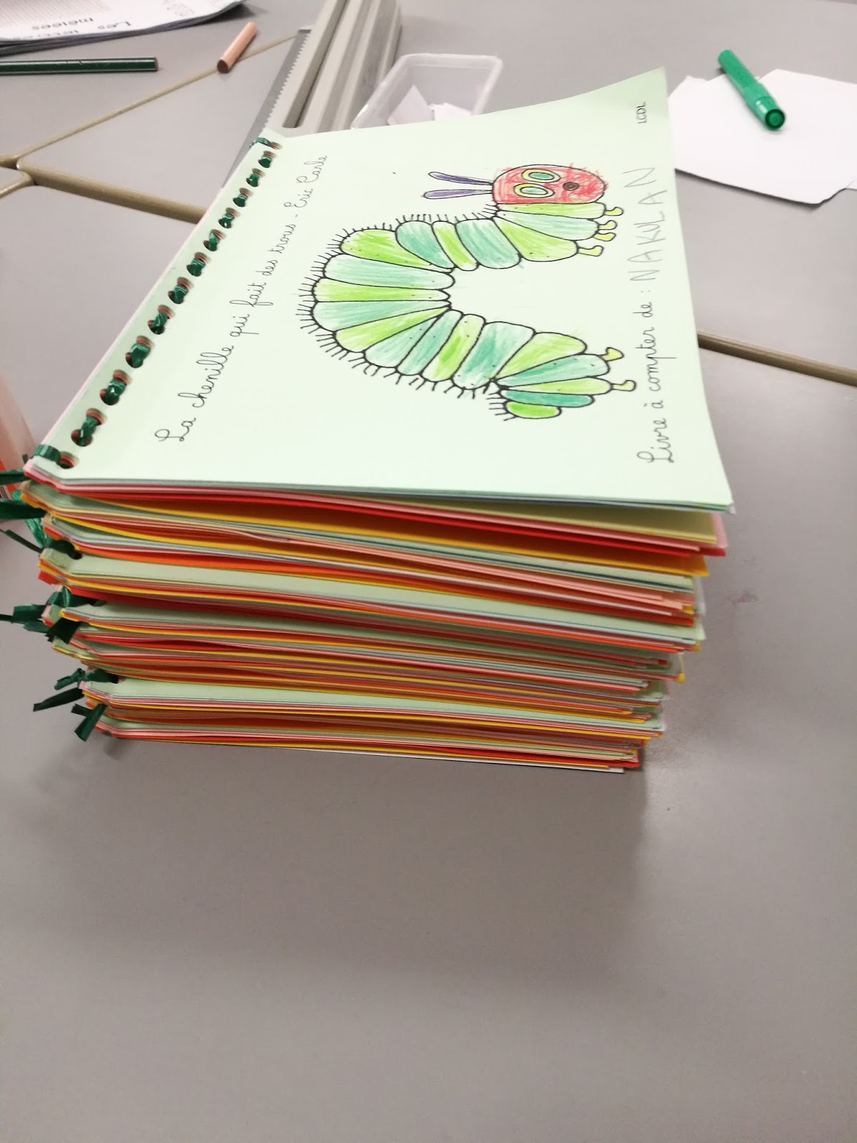 La maternelle de Laurène: Livre à compter " La chenille qui fait des trous"