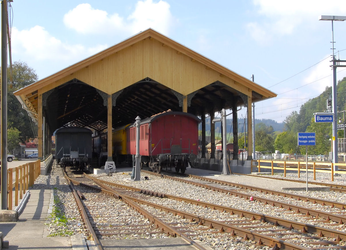 Oeffentliche Verkehrsmittel : Historische Bahnhofshalle Bauma