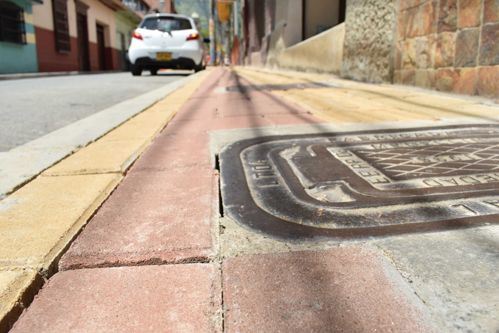 Pueblo: Las aceras: ¿lejos de la excelente calidad?