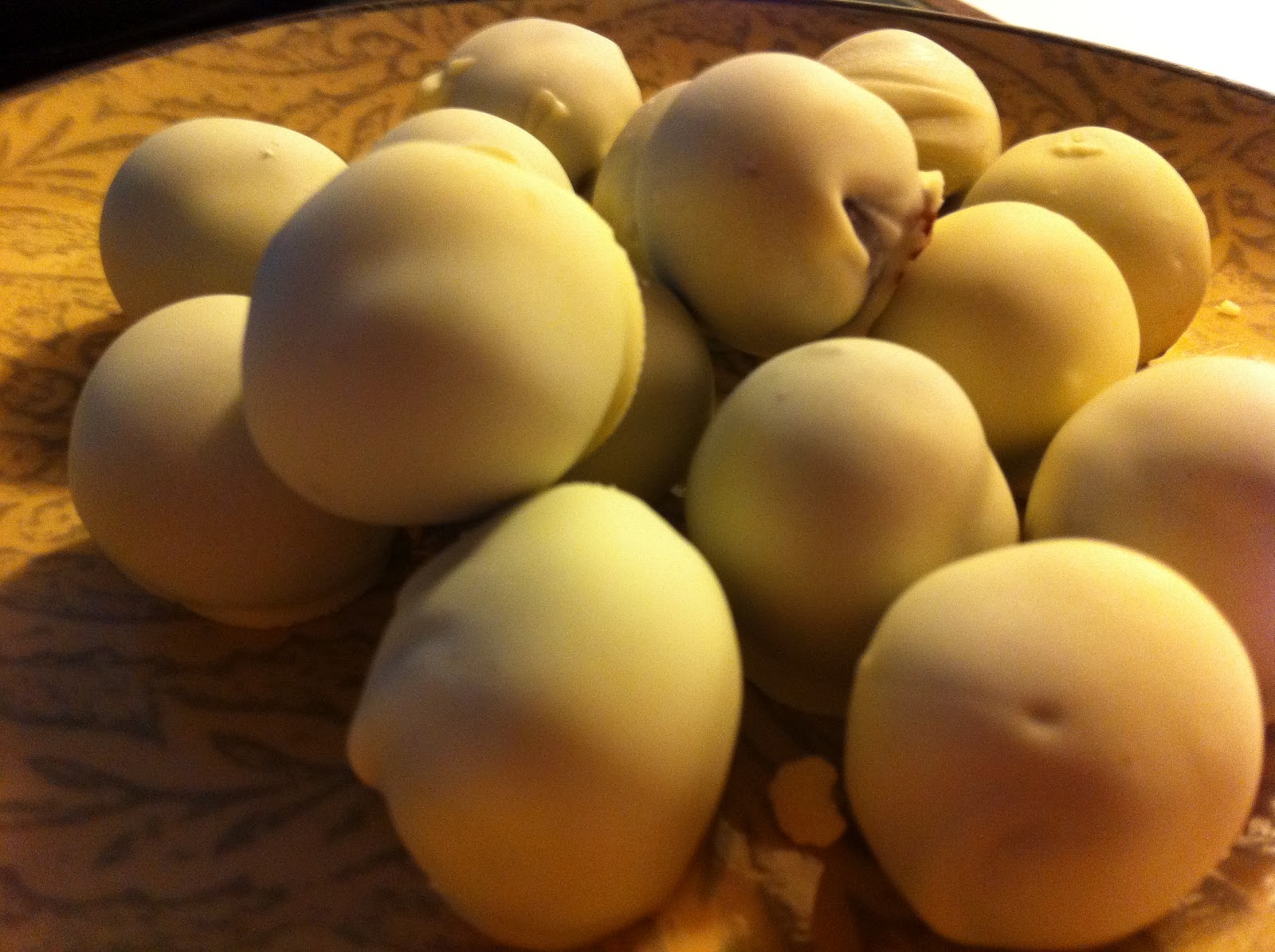 Noodlie-Oodlie: Fudgey Truffle Stuffed Cake Balls..........no seriously.