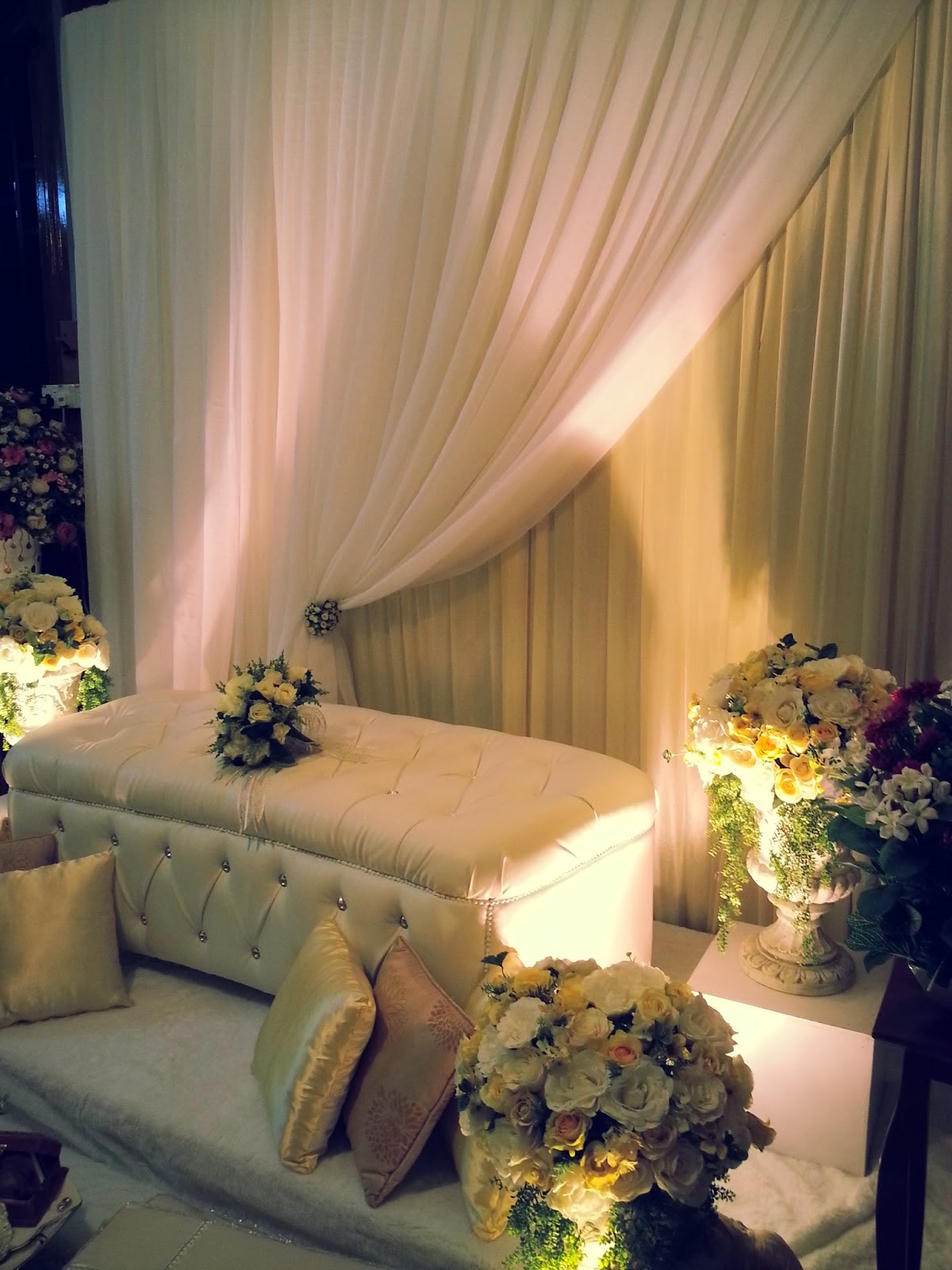 i love my family=): Pelamin Tunang simple dan cantik =)