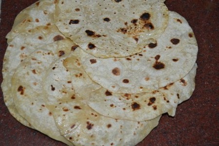 Vaniensamayalarai: Veg Frankie / Mixed Vegetable Mixture Wrapped In Roti