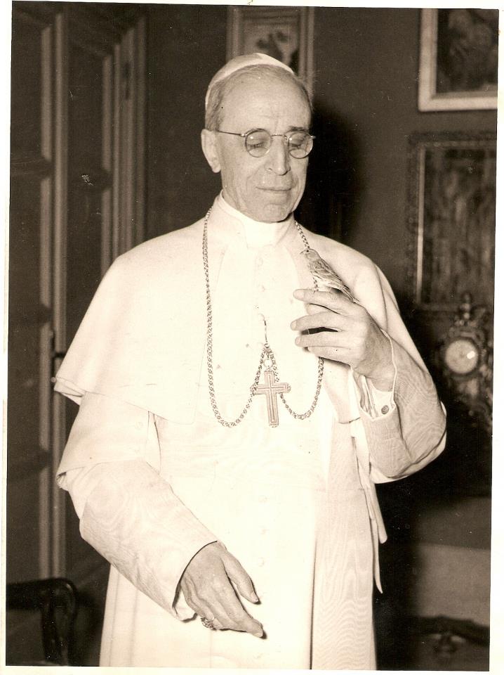 232 - Papa Pio XII com um pequeno pássaro em mãos | Santa Madre Igreja ...