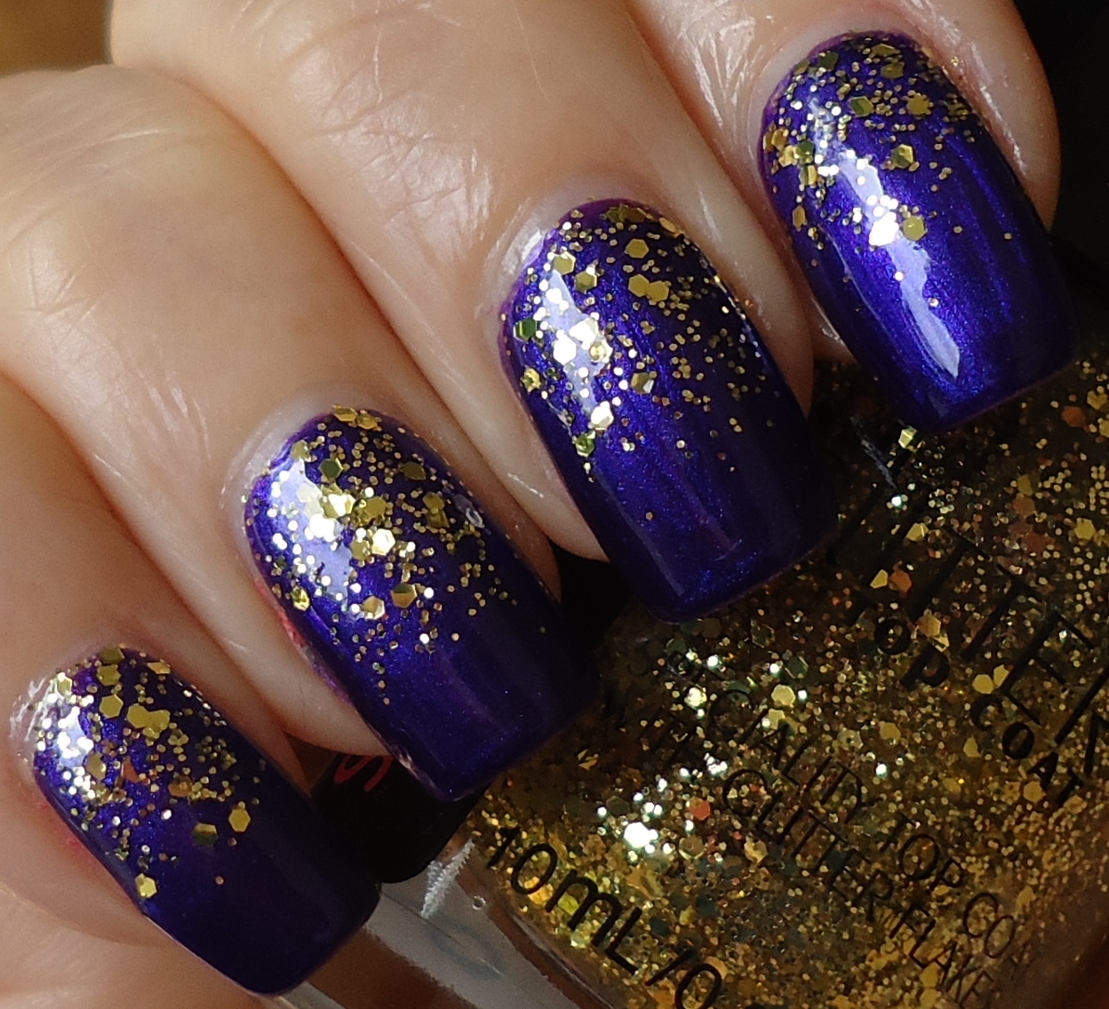 Making up 4 my age: Reverse glitter gradient manicure