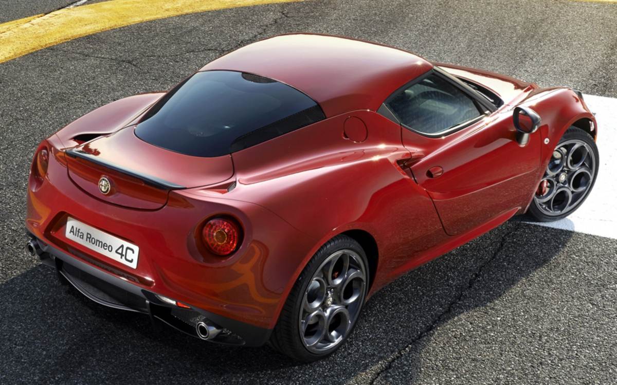 Alfa Romeo: novo sedã médio usará motor Ferrari