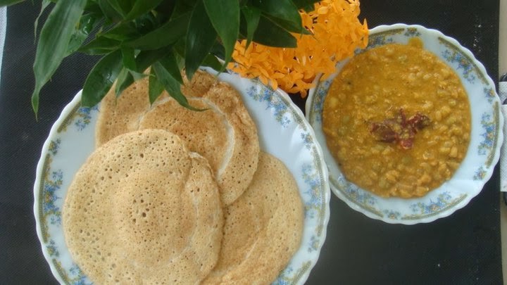 saltandtamarind: Dosa with Green Peas Curry