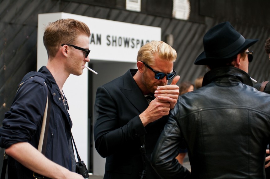 ROS.E.: Men smoking street style