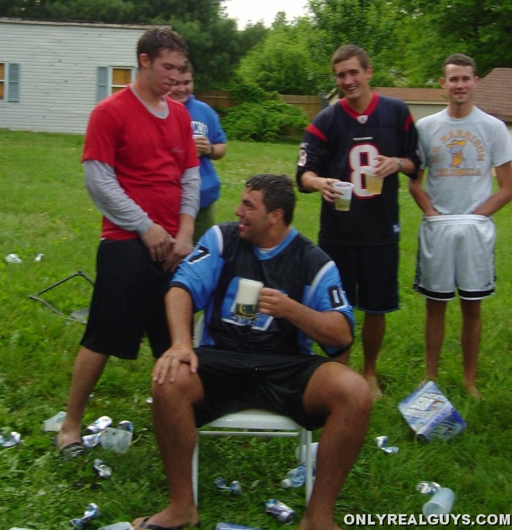 Guys Pissing