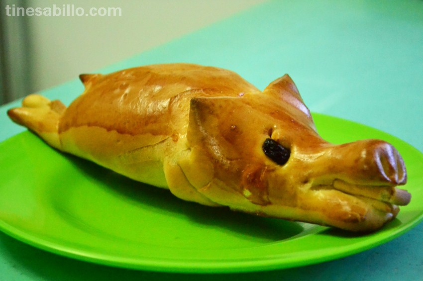 Froodie: The Cool and Casual Foodie: Lechon-shaped bread
