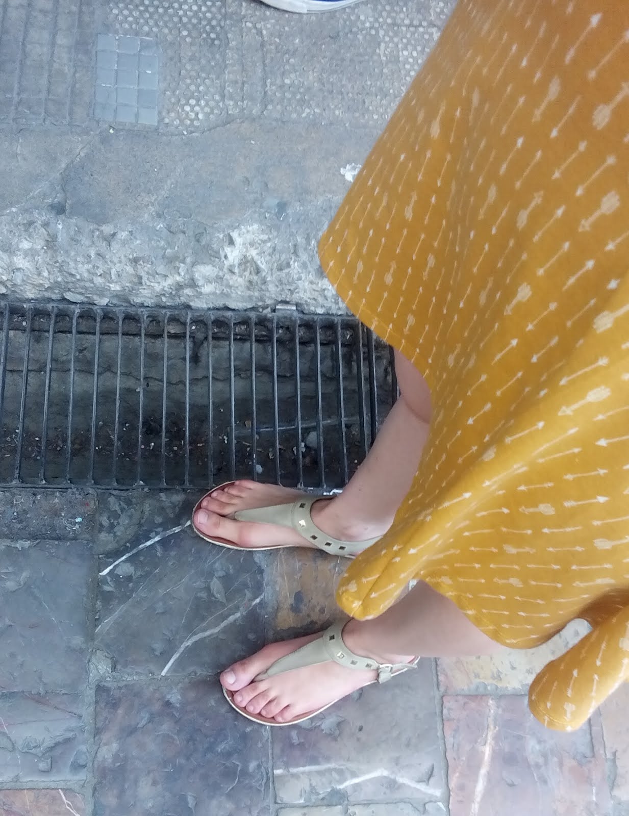 Pies Hermosos De Mujeres Piecitos De Una Güerita Con Vestido Amarrillo