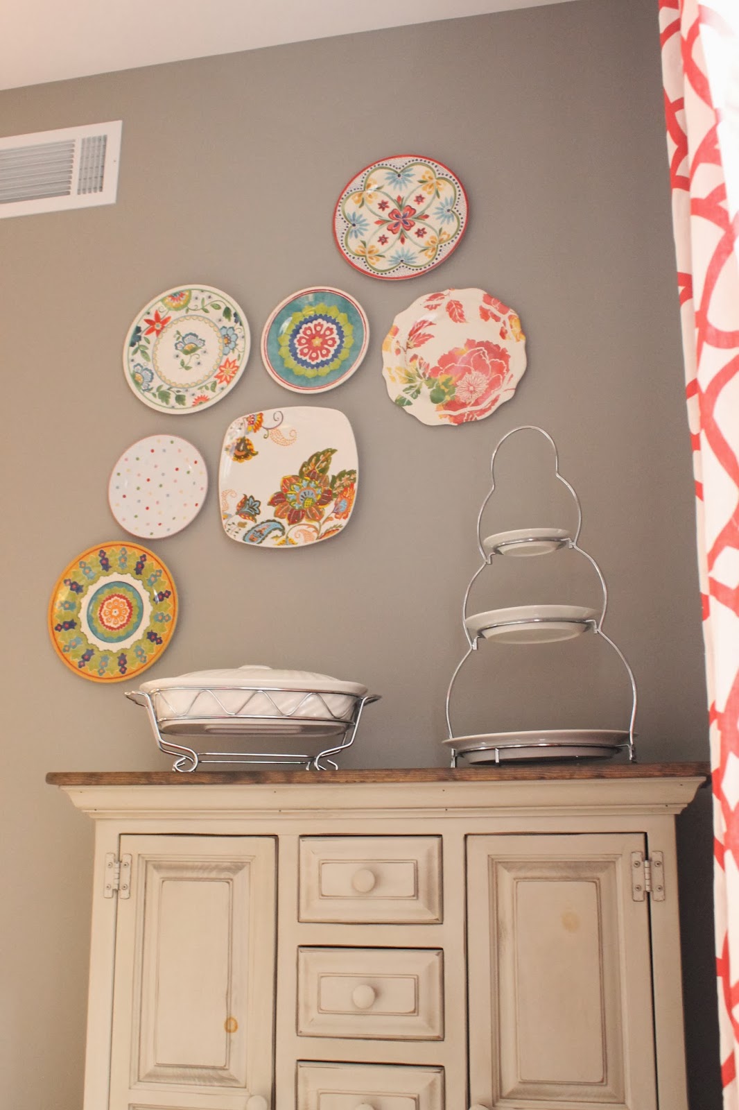 DIY Plate Wall | Bella Caiden