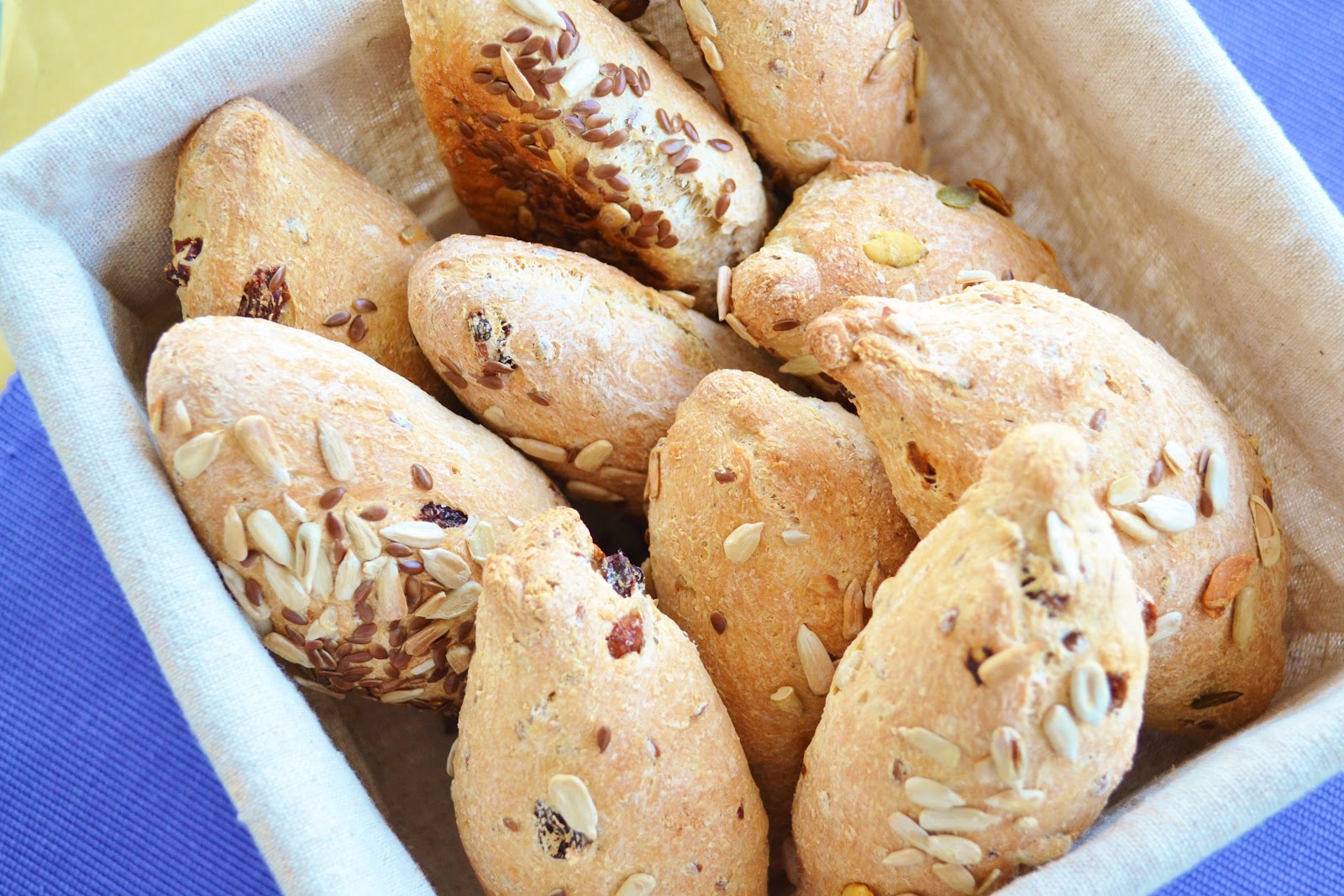 Panini integrali con semi di lino, girasole e zucca - Dafne's Corner ...