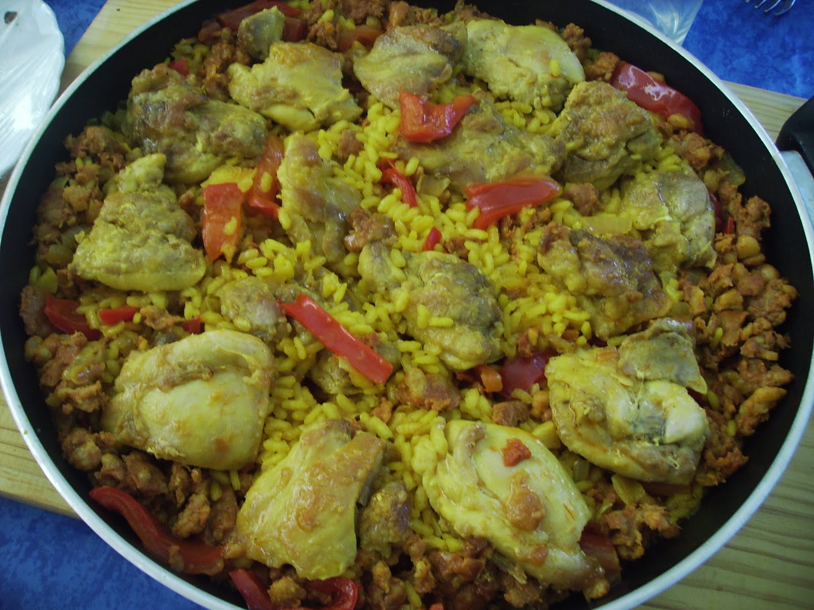 ARROZ AL AZAFRÁN CON POLLO Y CHORIZO