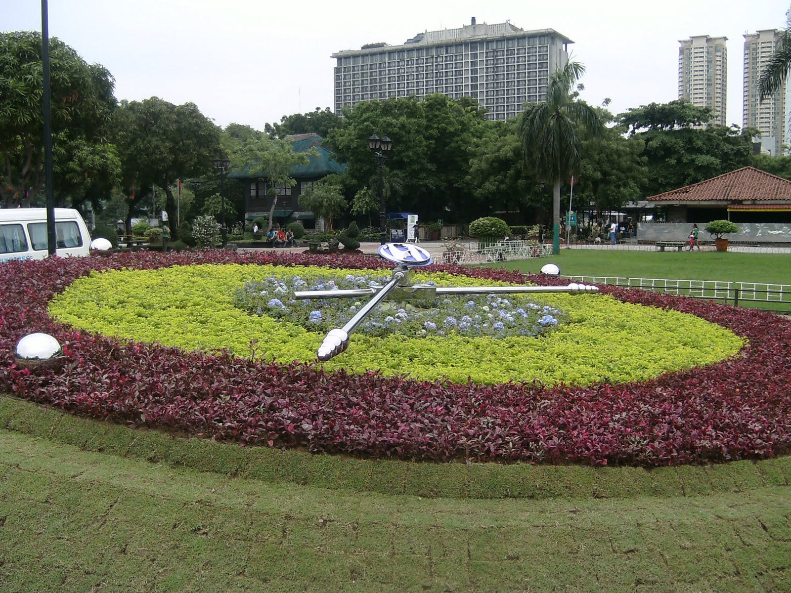 Pinoy Inventor's Mind: An Update of the 10-meter wide Luneta Floral ...