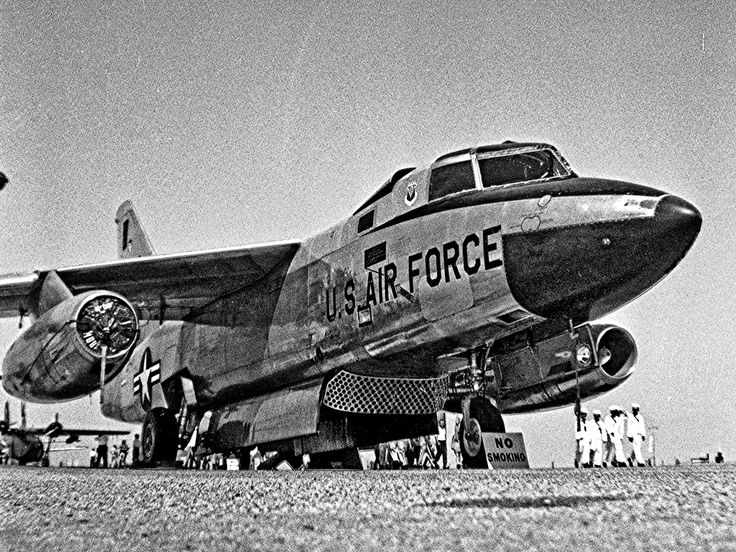 Airplanes in the skies + FAF history: Douglas EB-66C Destroyer