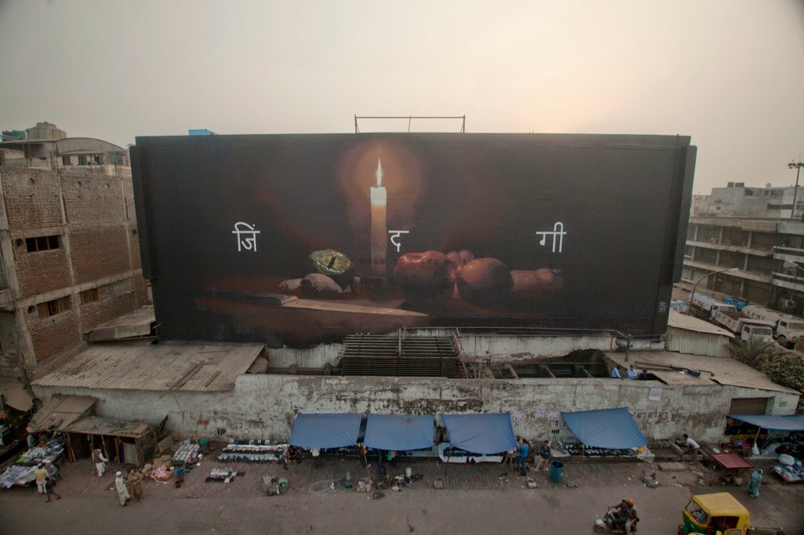 Axel Void paints a new piece in the Azadpur Market of Delhi – StreetArtNews