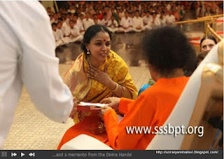 Sriranjani Malavi: Sudha Raghunathan performing in front of Sai Baba