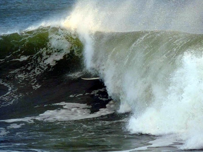 TODAY FOR TOMORROW: Dire que certains surfent sur ces vagues énormes ...