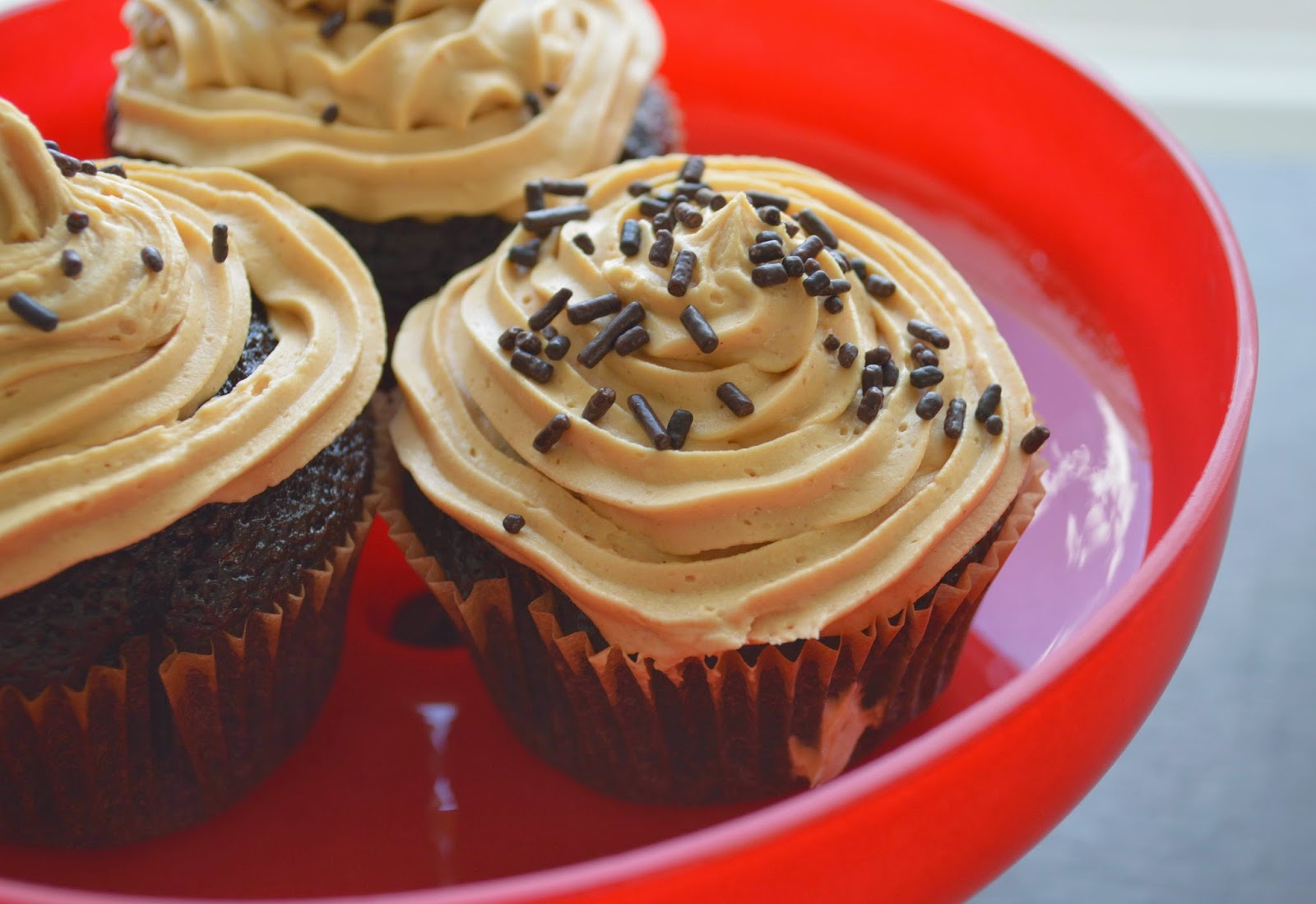 The Messy Apron: Chocolate Cupcakes with Peanut Butter Frosting