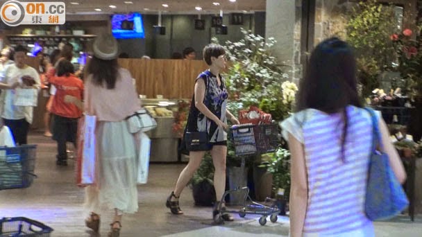 TVB Entertainment News: Angela Tong goes grocery shopping with no cosmetics