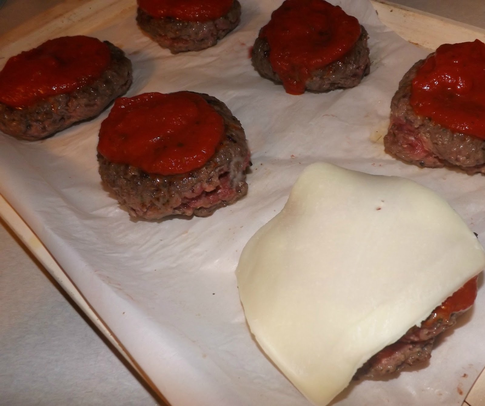 FoodThoughtsOfaChefWannabe: Mozzarella Stuffed Pizza Burgers