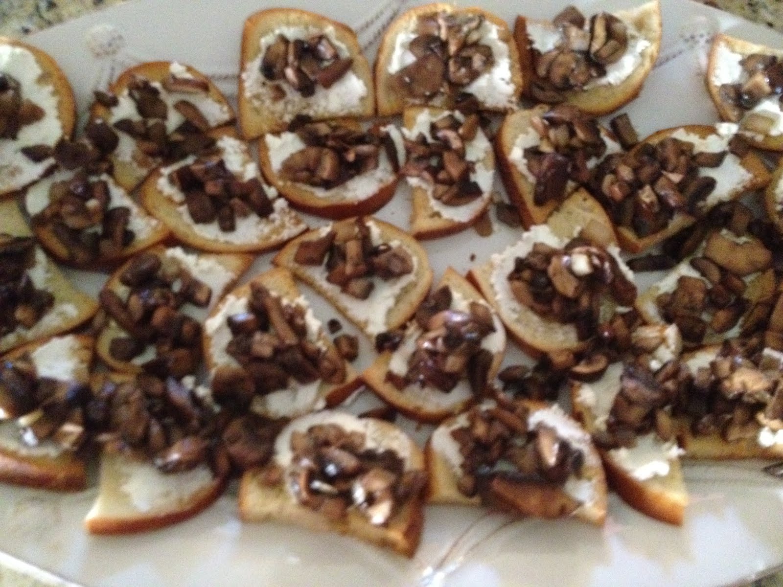 Foodie In The Mountains: Crisps with Goat Cheese and Mushroom Ragout