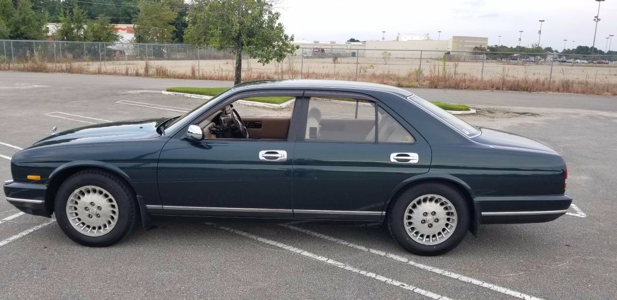 Seems Expensive: 1992 Nissan Cima III Y32 - DailyTurismo