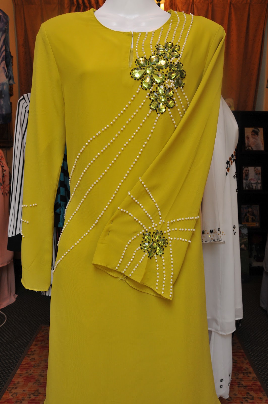 De Apple Shop: Baju Kurung Moden dengan Sulaman dan Jahitan Manik