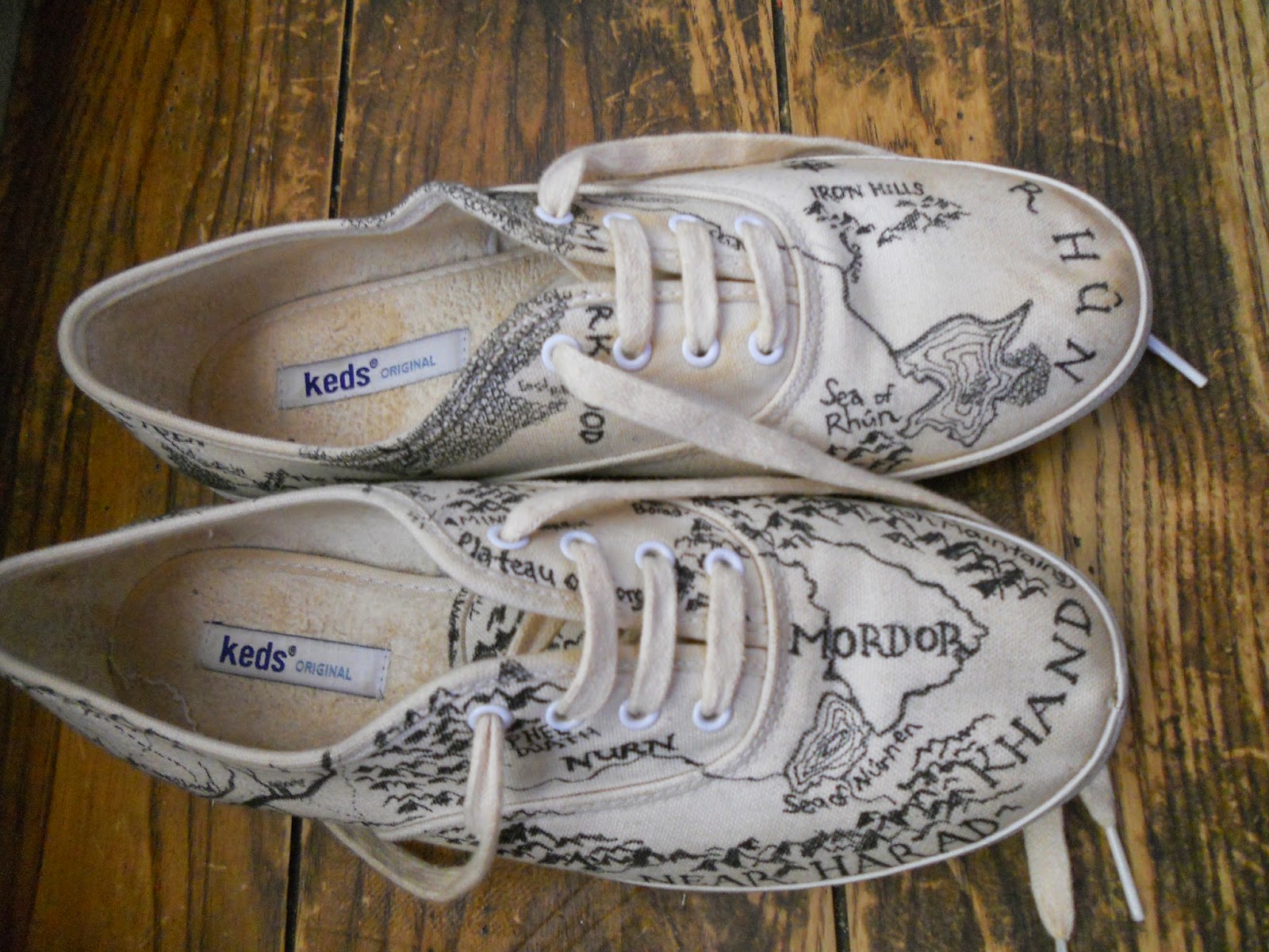 Easy Peasy Fiction : DIY Middle Earth Map Shoes (Lord of the Rings) FOR ...