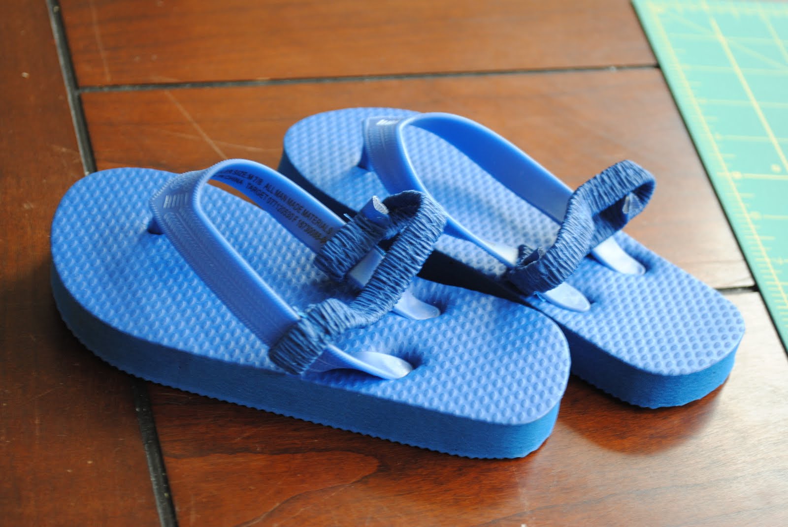 Holiday Snob: 4th of July flip flops for little snobby feet