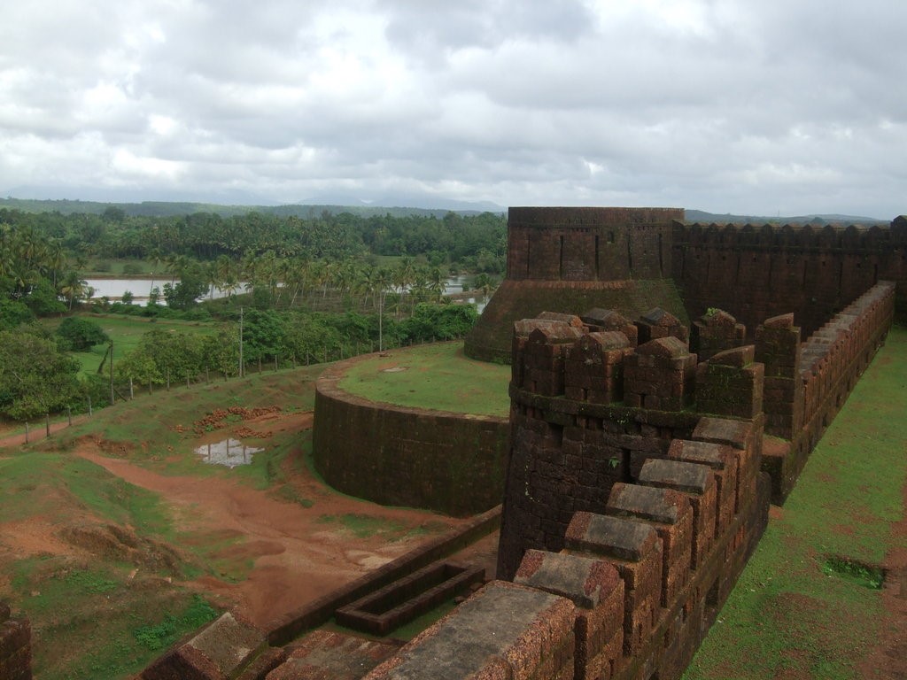 истории Истории : Зеленый форт Мирджан (Mirjan Fort)
