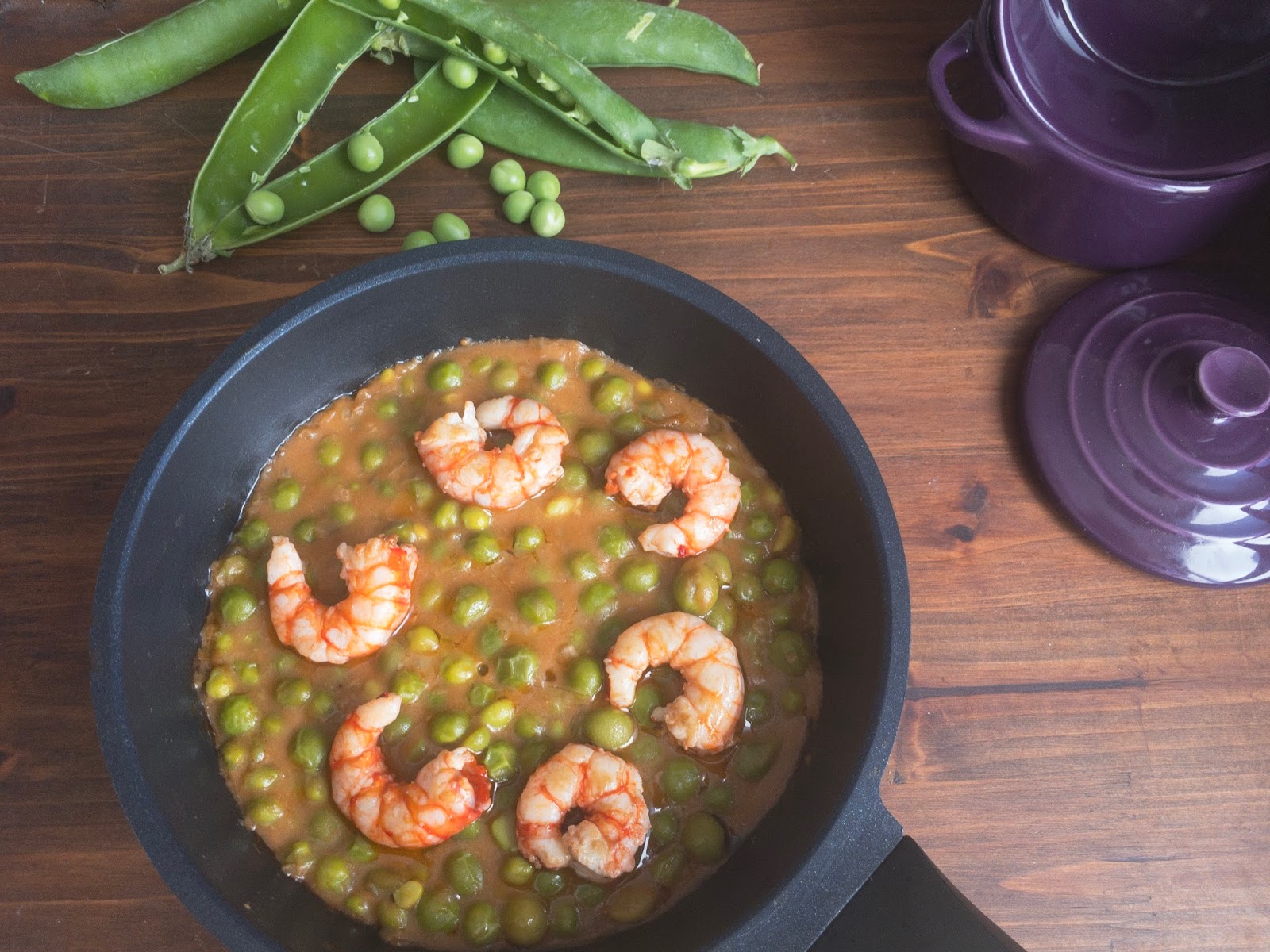 delantal o mandil: Guisantes con gamba roja