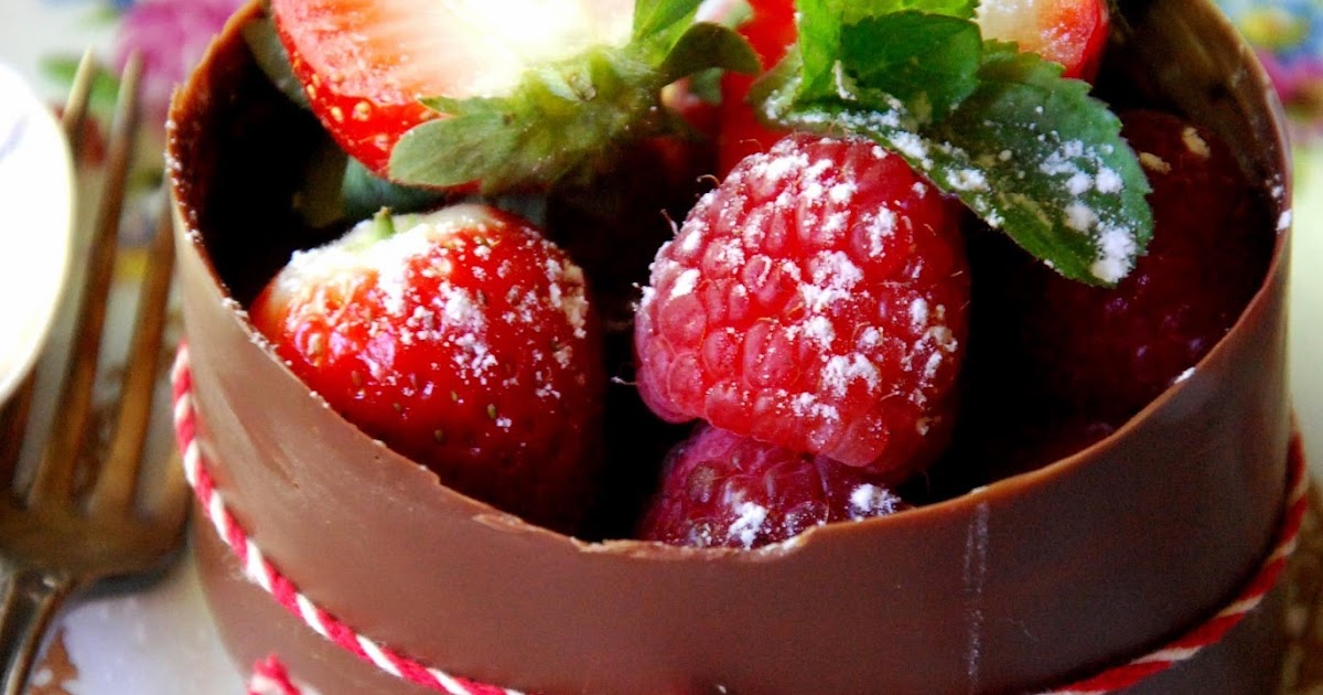 Postre de chocolate con crema de limón y chocolate blanco con frutos ...