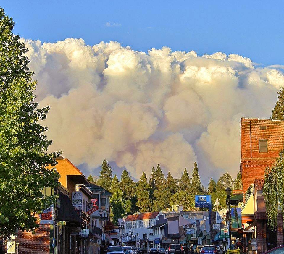 daily timewaster: The King Fire as seen from Placerville's main drag.