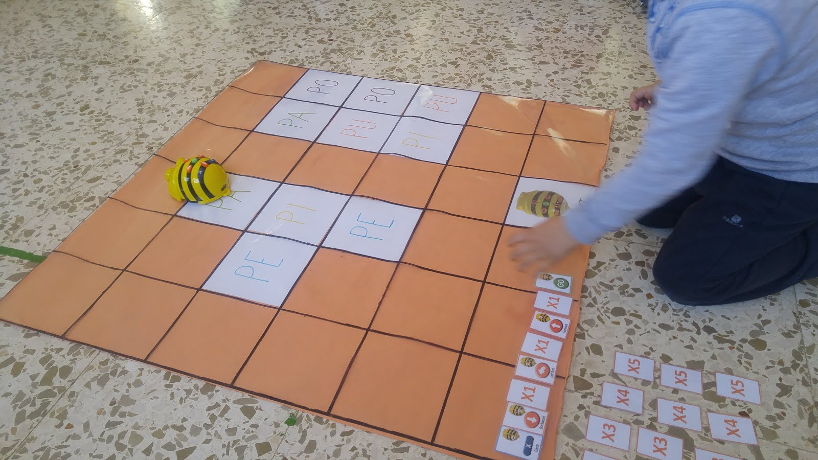 Relatos de aula: Nueva forma de programar con Bee-Bot